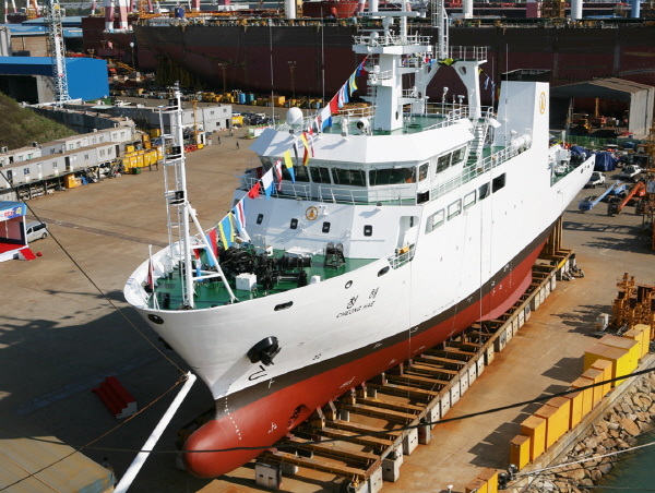 STX조선, 군 해상시험선 ‘청해호’ 진수